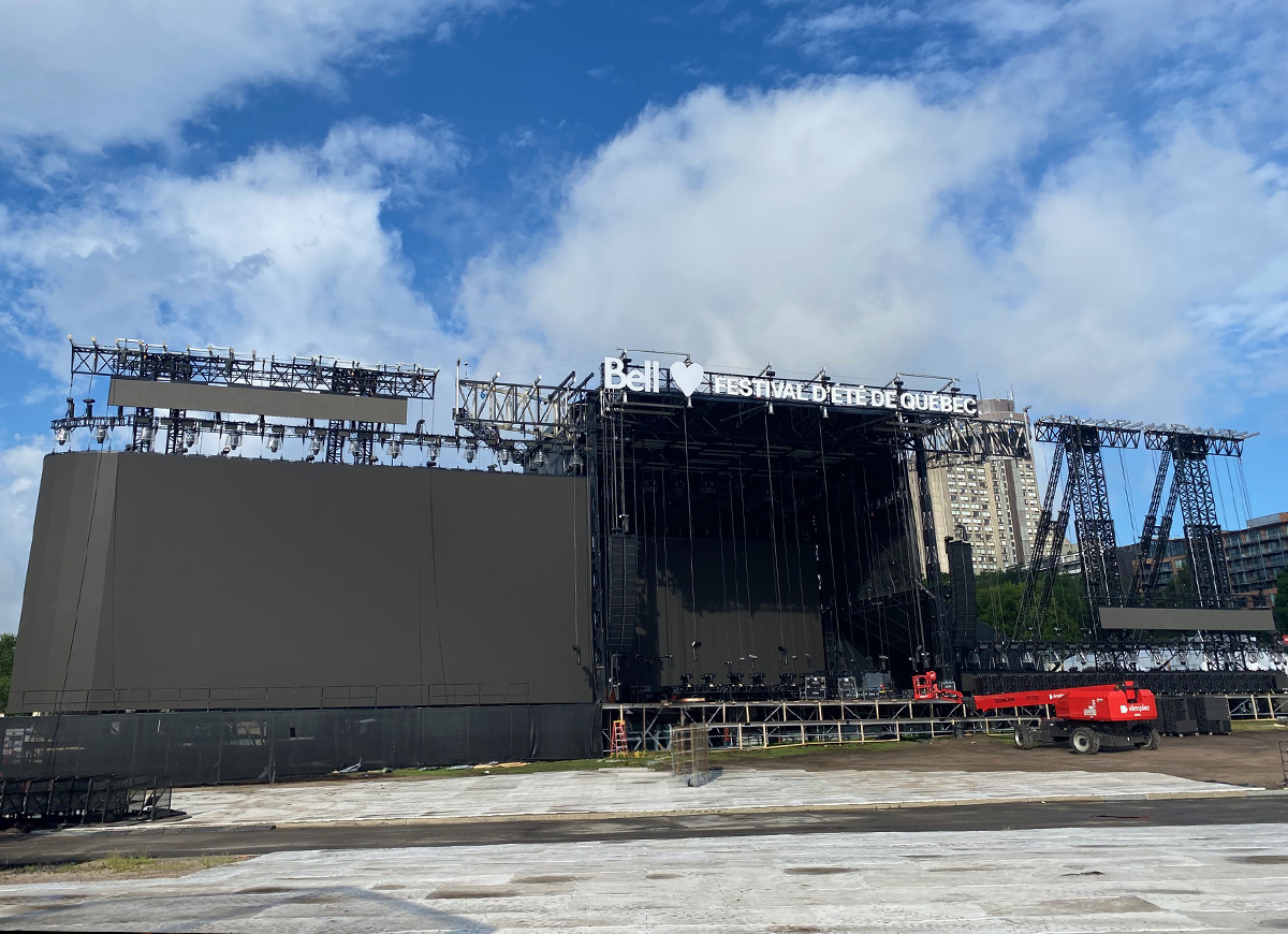 HyRig Hydraulic LED Screen Support | Stageline Mobile Stage